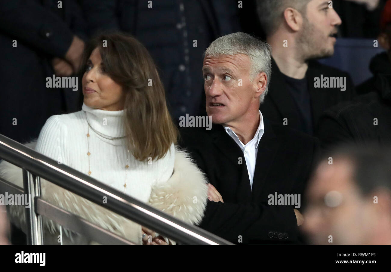 L'équipe nationale de France Didier Deschamps dans les stands avec son ...