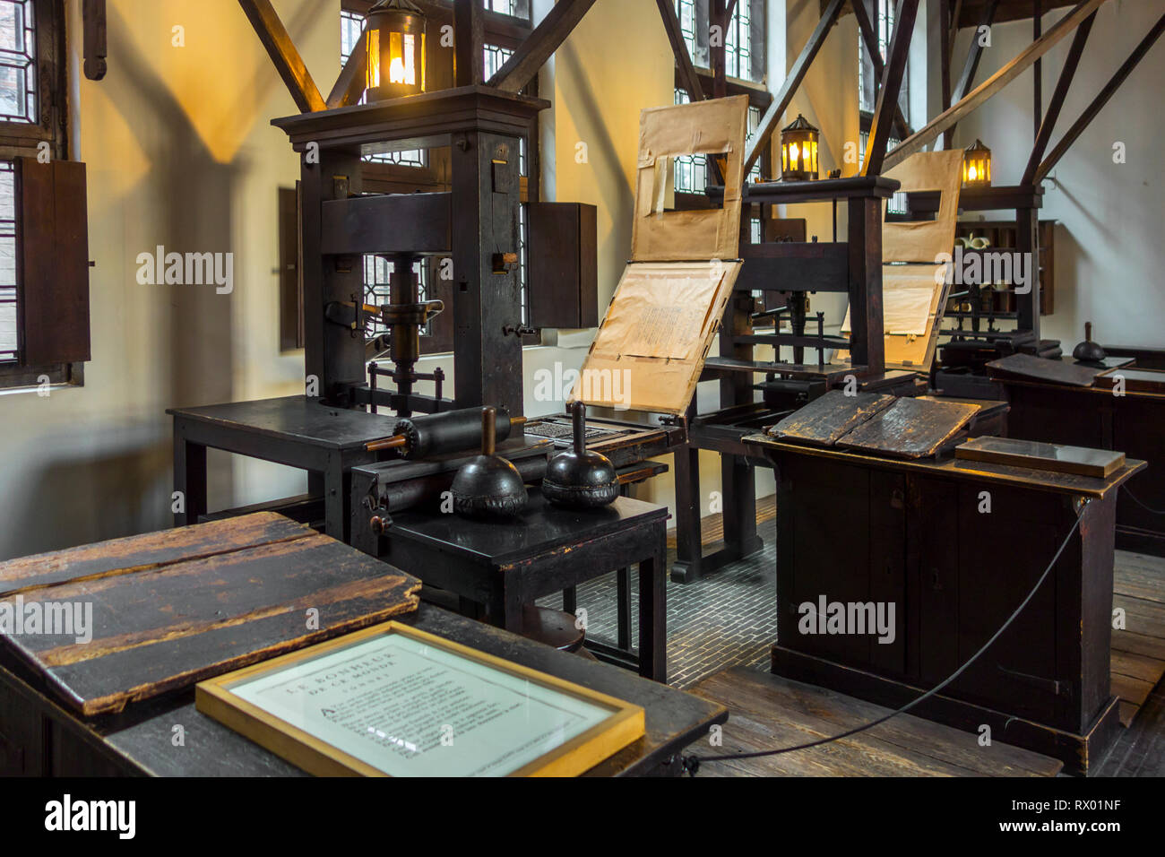 Atelier d'impression montrant 18e et 17e siècle presses au Musée ...