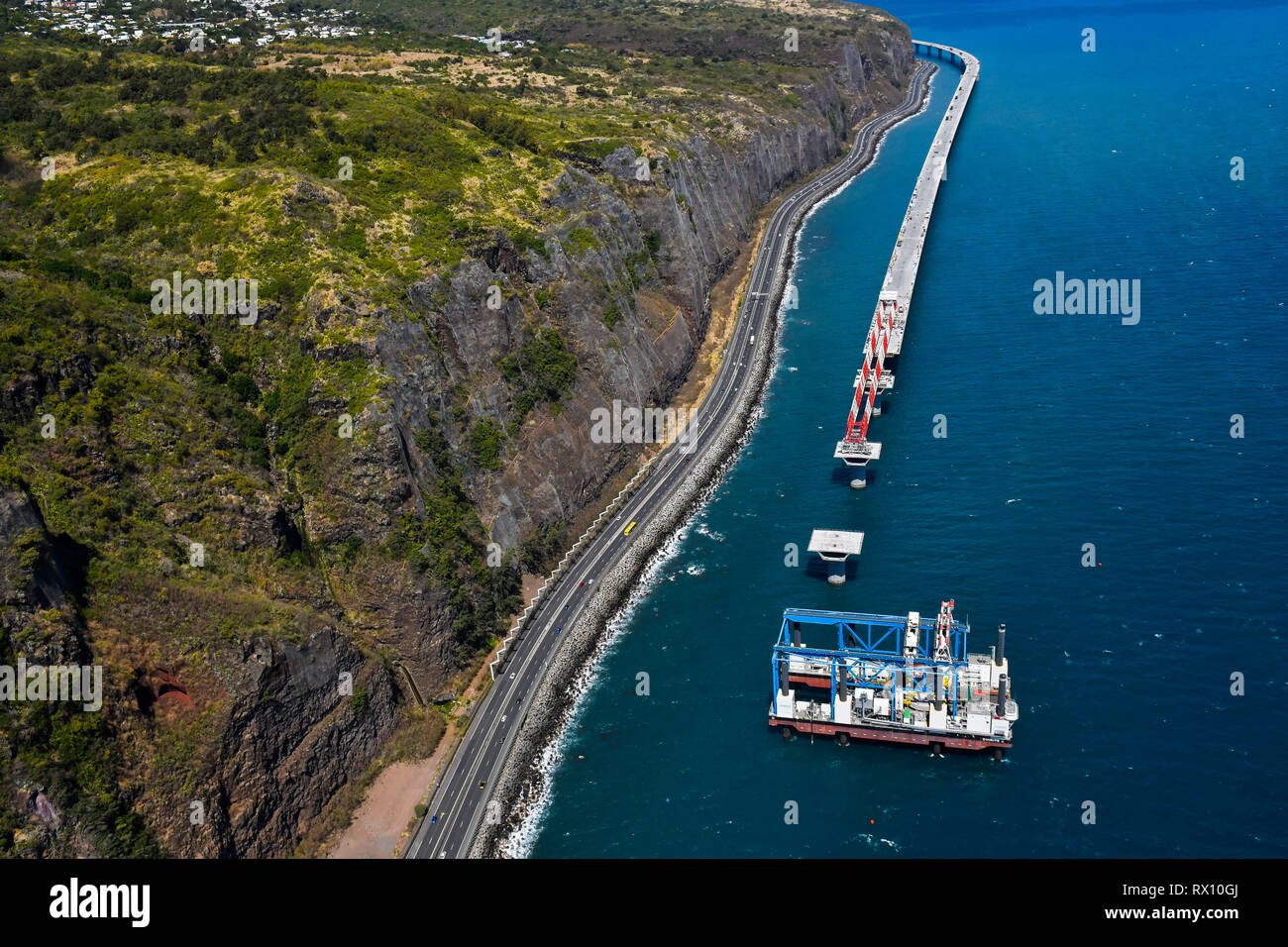 L'île de la réunion, vue aérienne du chantier de la nouvelle autoroute ...