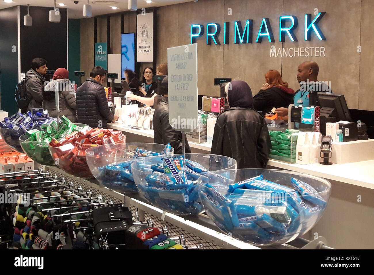 Les clients en file d'attente pour les tills (caisses) à Primark à ...