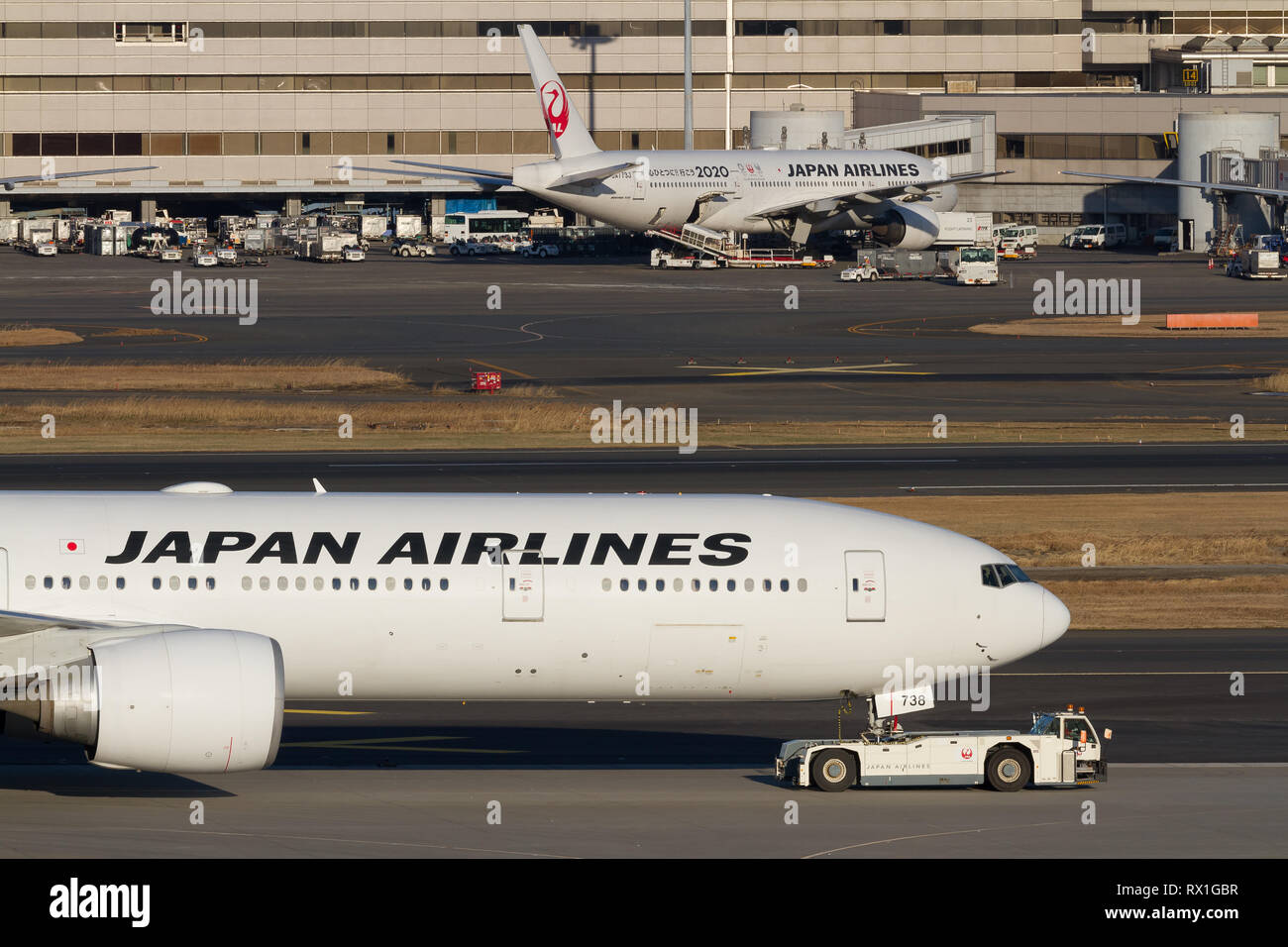 Un avion Boeing 777-346 (ER) de Japan Airlines (JAL) est remorqué à l ...