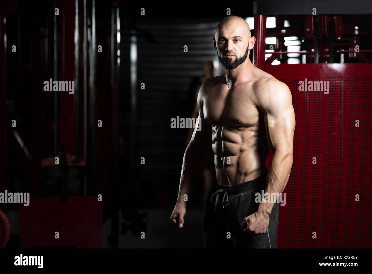 Portrait d'un jeune homme en bonne forme physique montrant son corps ...
