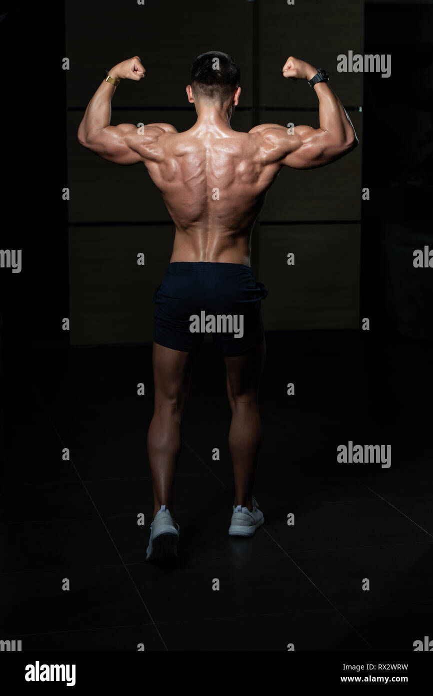Portrait d'un jeune homme en bonne forme physique montrant son corps ...