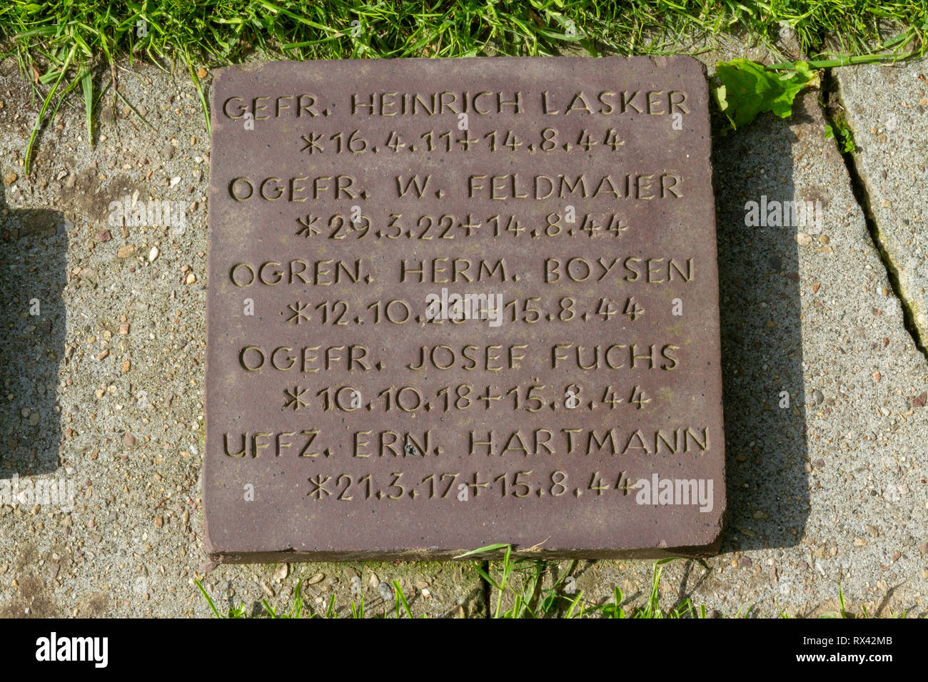 Charnier atypique sur une pierre tombale cimetière (5 inhumations dans ...