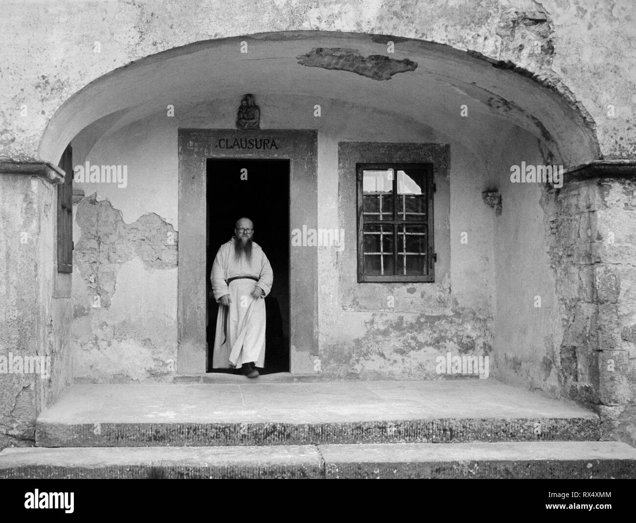 Cellule de moine Banque d'images noir et blanc - Alamy