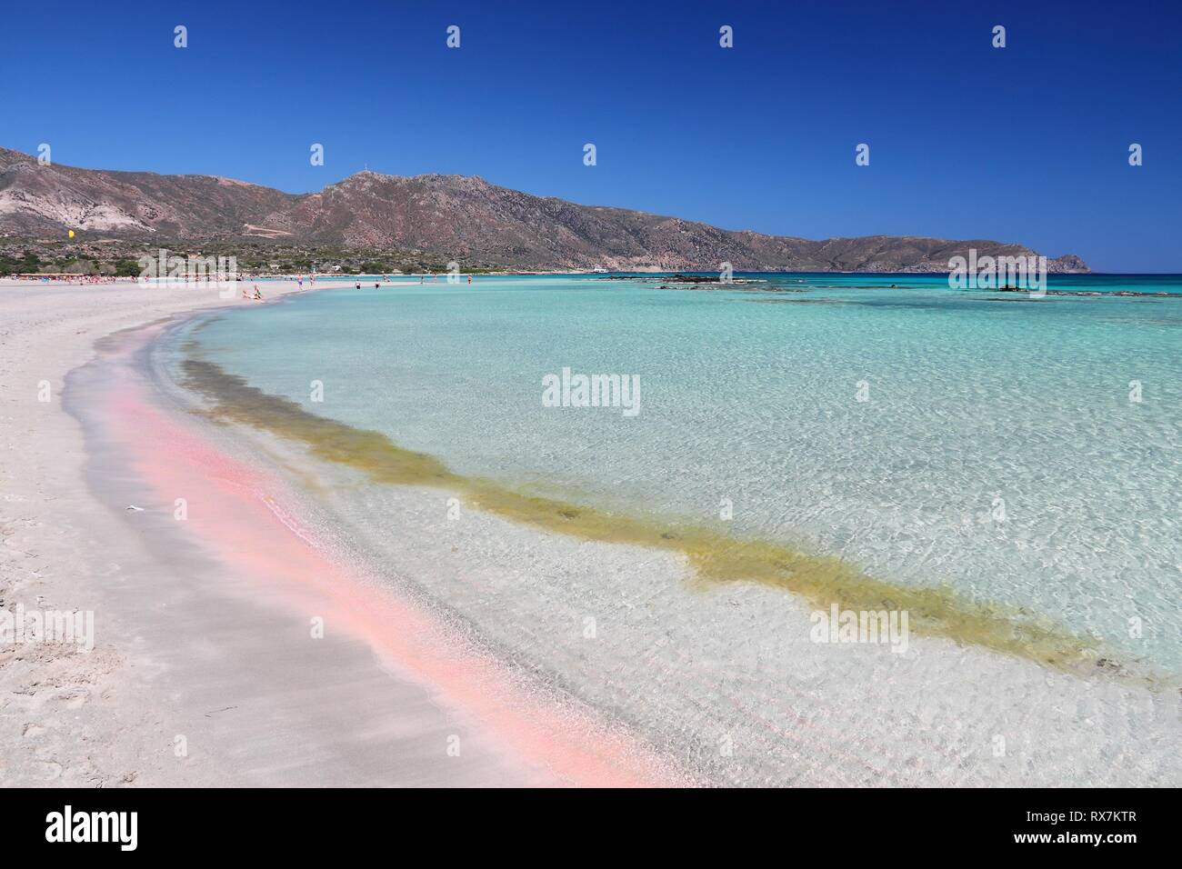 Côte de l'île de Crète en Grèce. Plage de sable rose dans de célèbres ...