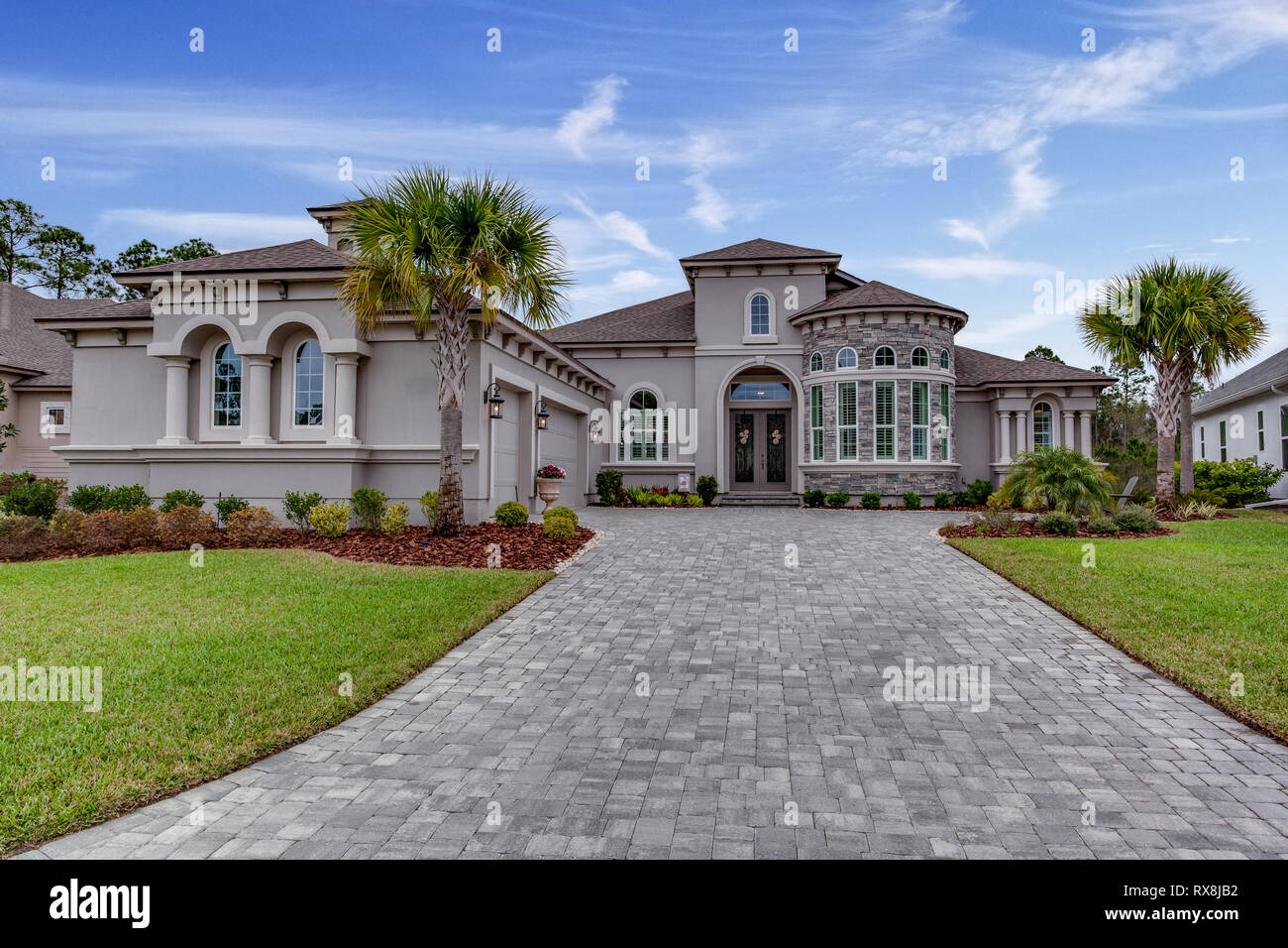 Entrée vue depuis la rue de luxe en pierre Maison américaine Immobilier ...