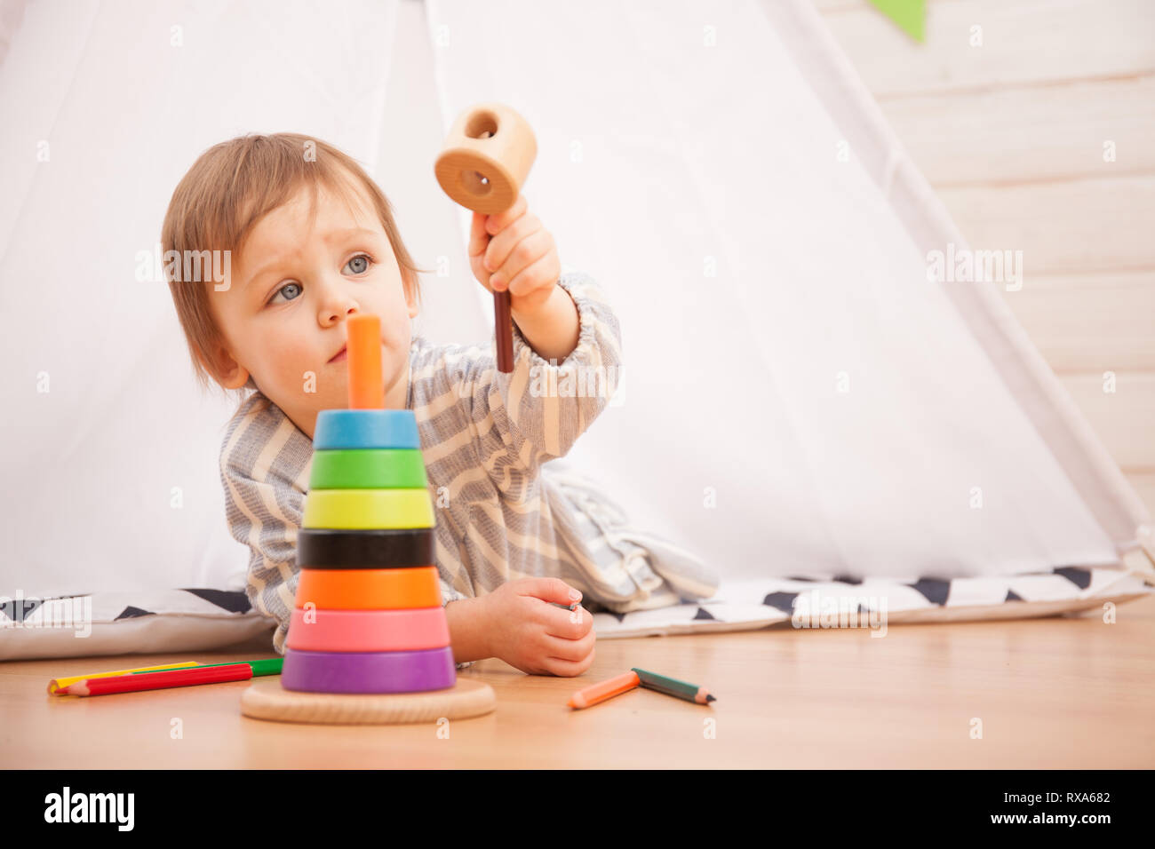 Pyramide de jouet Banque de photographies et d’images à haute ...