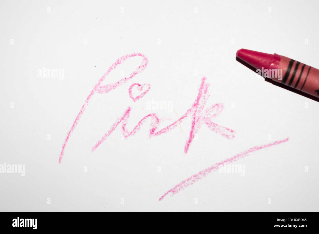 Crayon rose et et un texte écrit à la main '' rose avec un coeur de ...