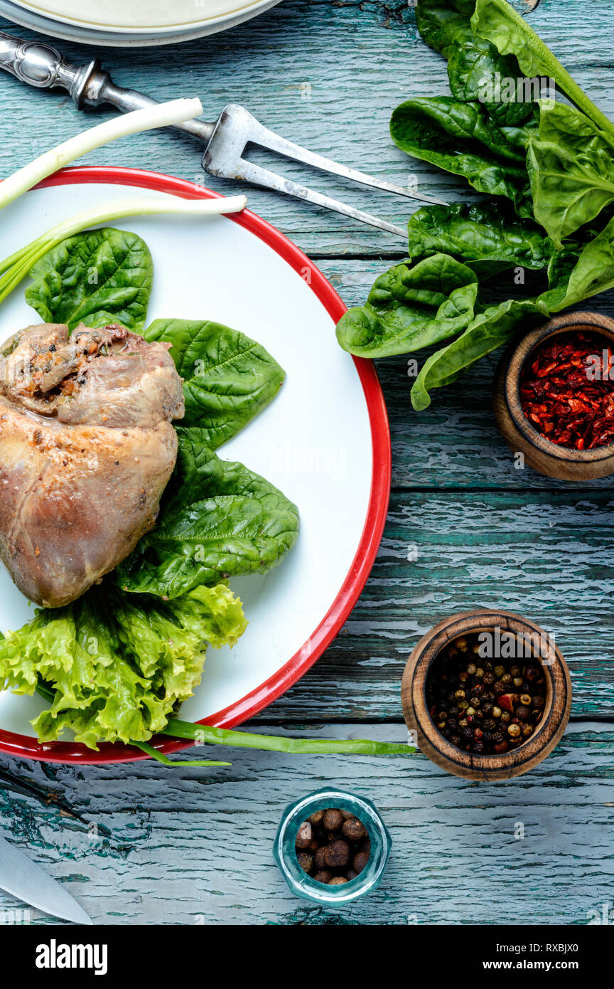 Coeur de porc farcies aux champignons et fines herbes Photo Stock - Alamy