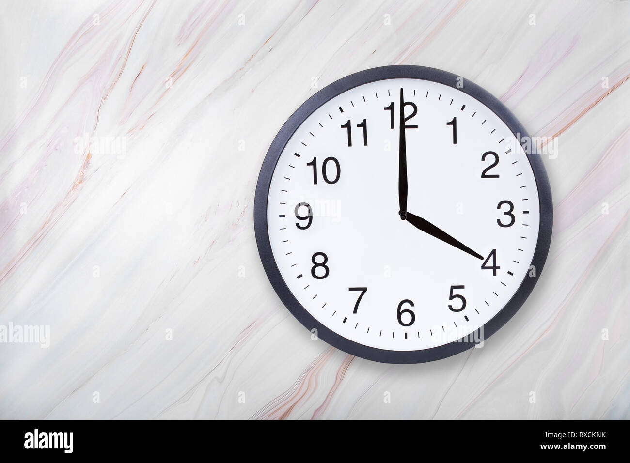 Horloge murale montrent quatre heures en texture. Horloge de bureau ...