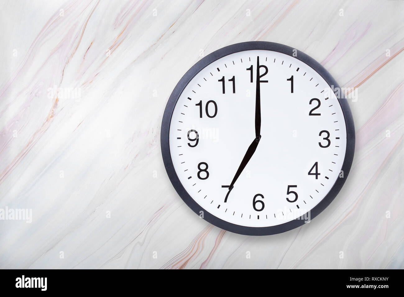 Afficher horloge murale sur 7 heures en texture. Horloge de bureau ...