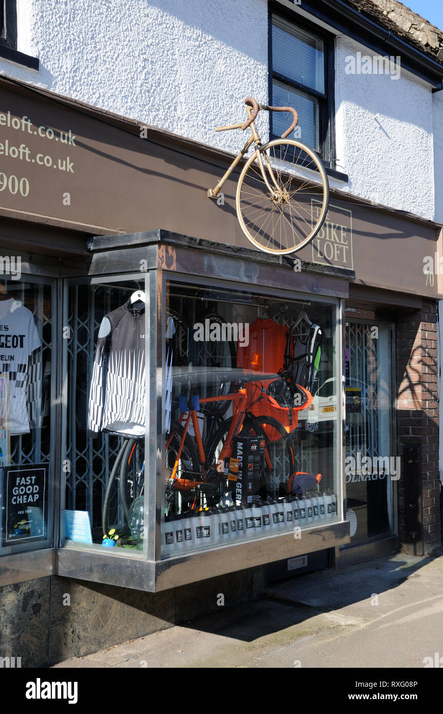 La moto,Loft High Street, Redbourm, Hertfordshire. Le vélo, Loft est ...