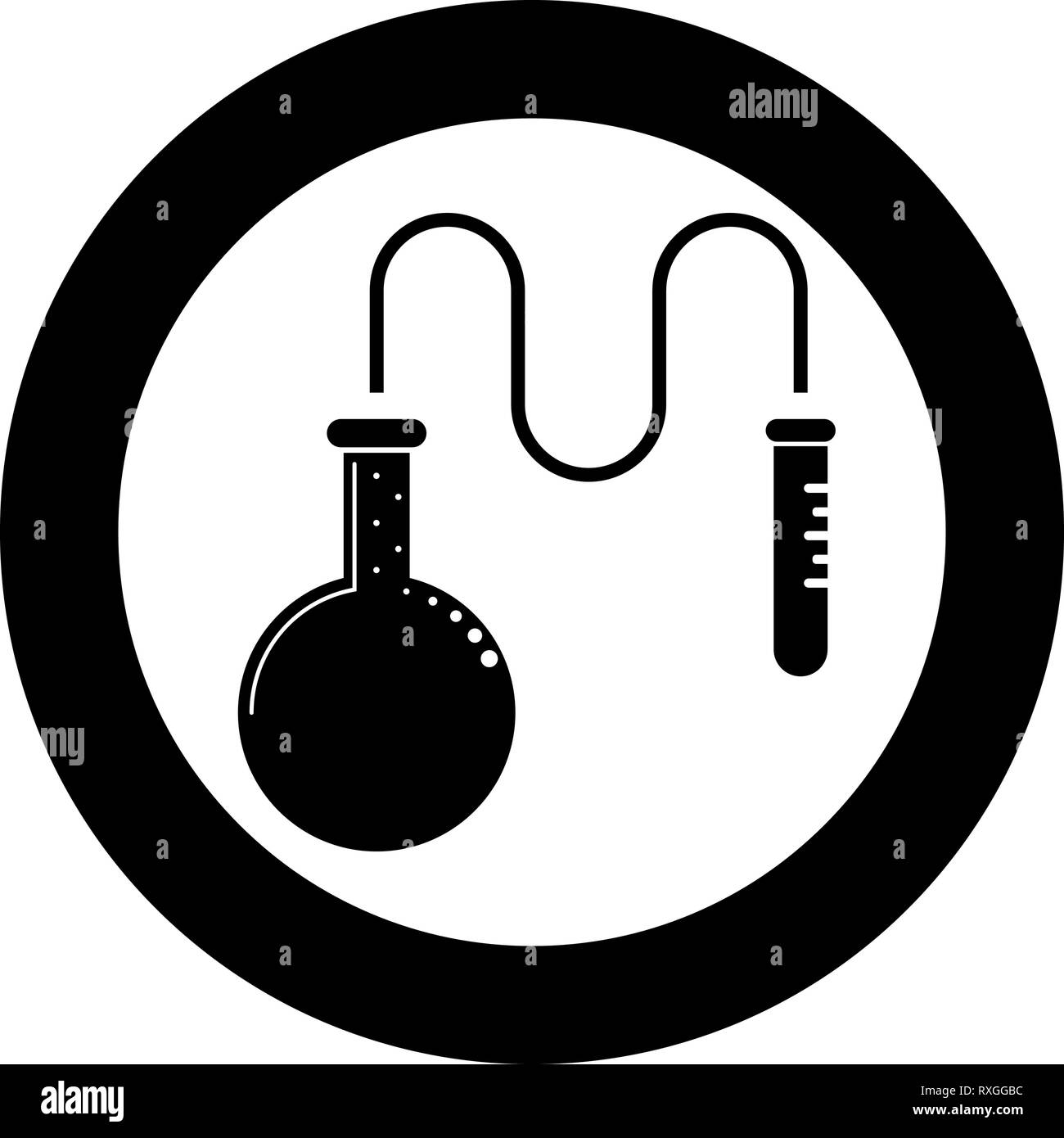 Ballon de distillation d'huile des réactifs avec tube à essai à l'aide ...