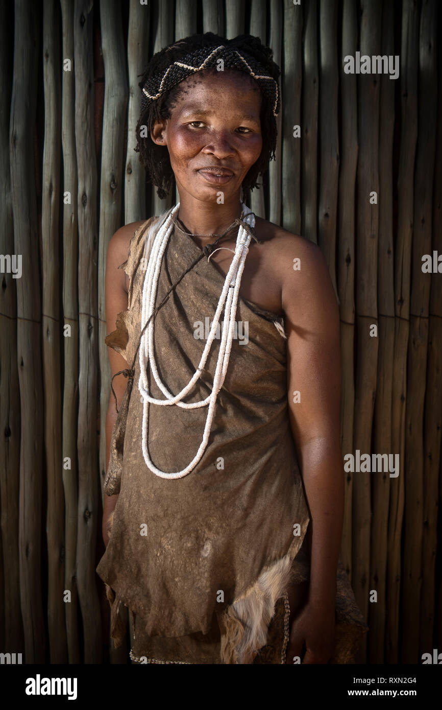 Portrait d'une Ju'hoansi Bushmen San femme Photo Stock - Alamy