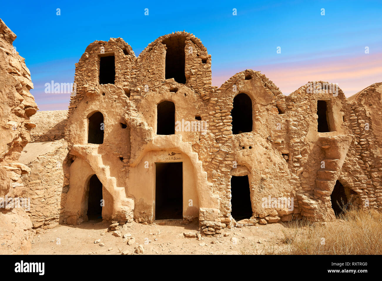 Le nord du Sahara silos de stockage ghorfa de la brique de boue ...