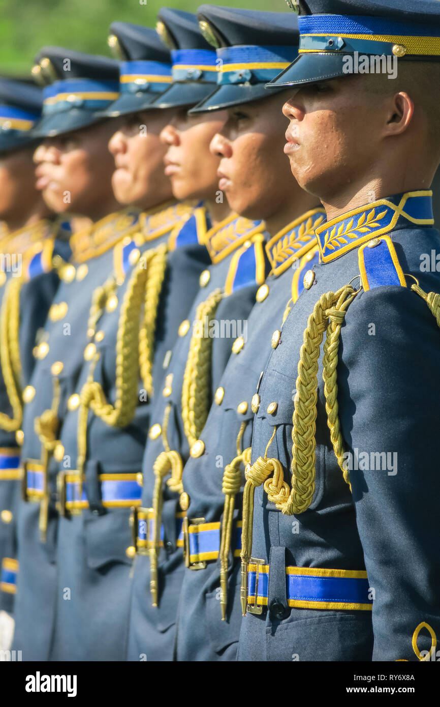 Les officiers militaires en uniforme debout à l'attention au 74e jour ...