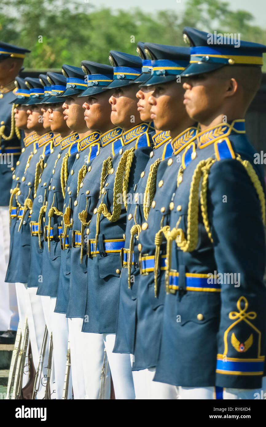 Les officiers militaires en uniforme debout à l'attention au 74e jour ...
