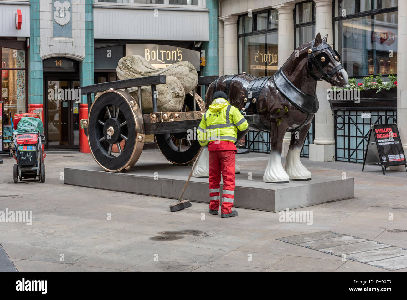 La sculpture de Sarah Lucas de "Perceval" dans Cullum St, City of ...