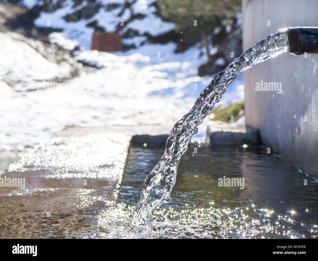 Eau de source naturelle Banque de photographies et d’images à haute ...