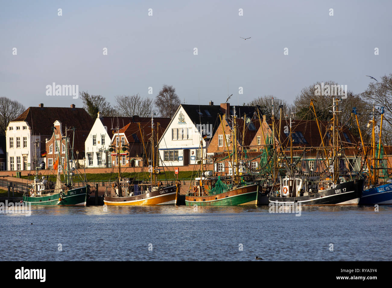 Le port de pêche de Greetsiel, Ostfriesland, Basse-Saxe, chalutier ...