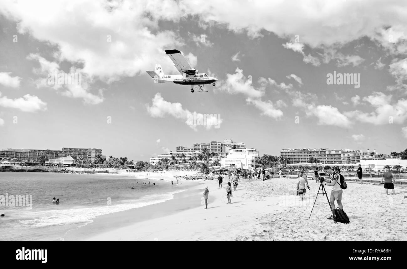 Avion volant bas au dessus de la plage Banque d'images noir et blanc ...
