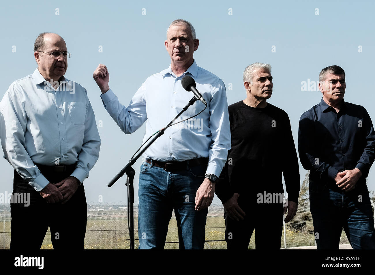 Kibbutz Kfar Aza, Israël. 13 mars, 2019. Chef de parti bleu et blanc et ...