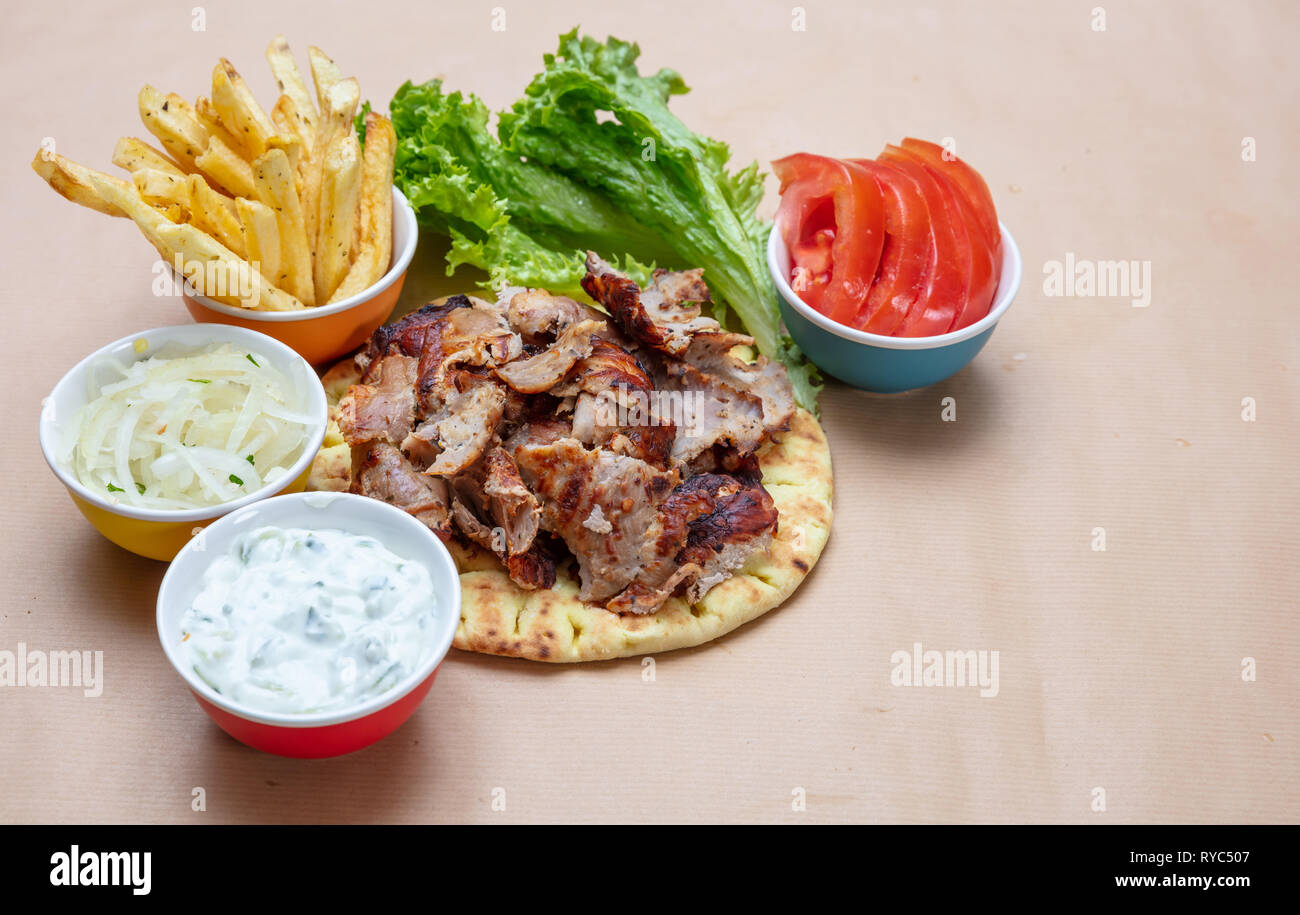 Ingrédients pain pita gyro. Shawarma, gyros, de pain pita, légumes et ...