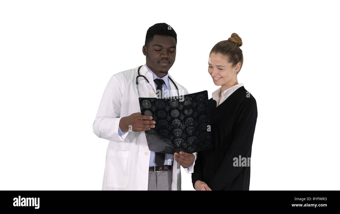 Jeune femme visiter radiologiste pour l'examen à rayons x de son ...