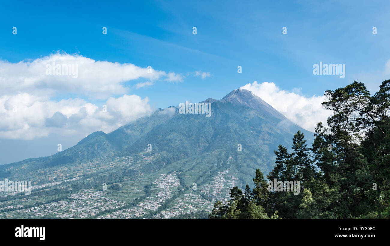 Volcan gunung merapi Banque de photographies et d’images à haute ...