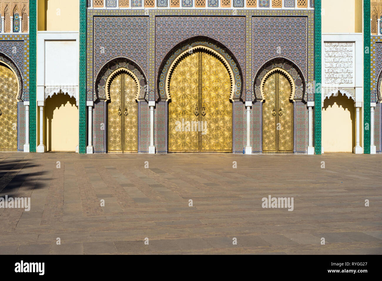 Porte en laiton et mosaïque zellige carrelage sur Dar al-Makhzen ou Dar ...