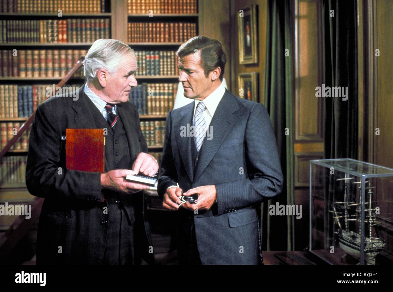 Roger Moore Desmond Llewelyn James Bond Banque Dimage Et Photos Alamy