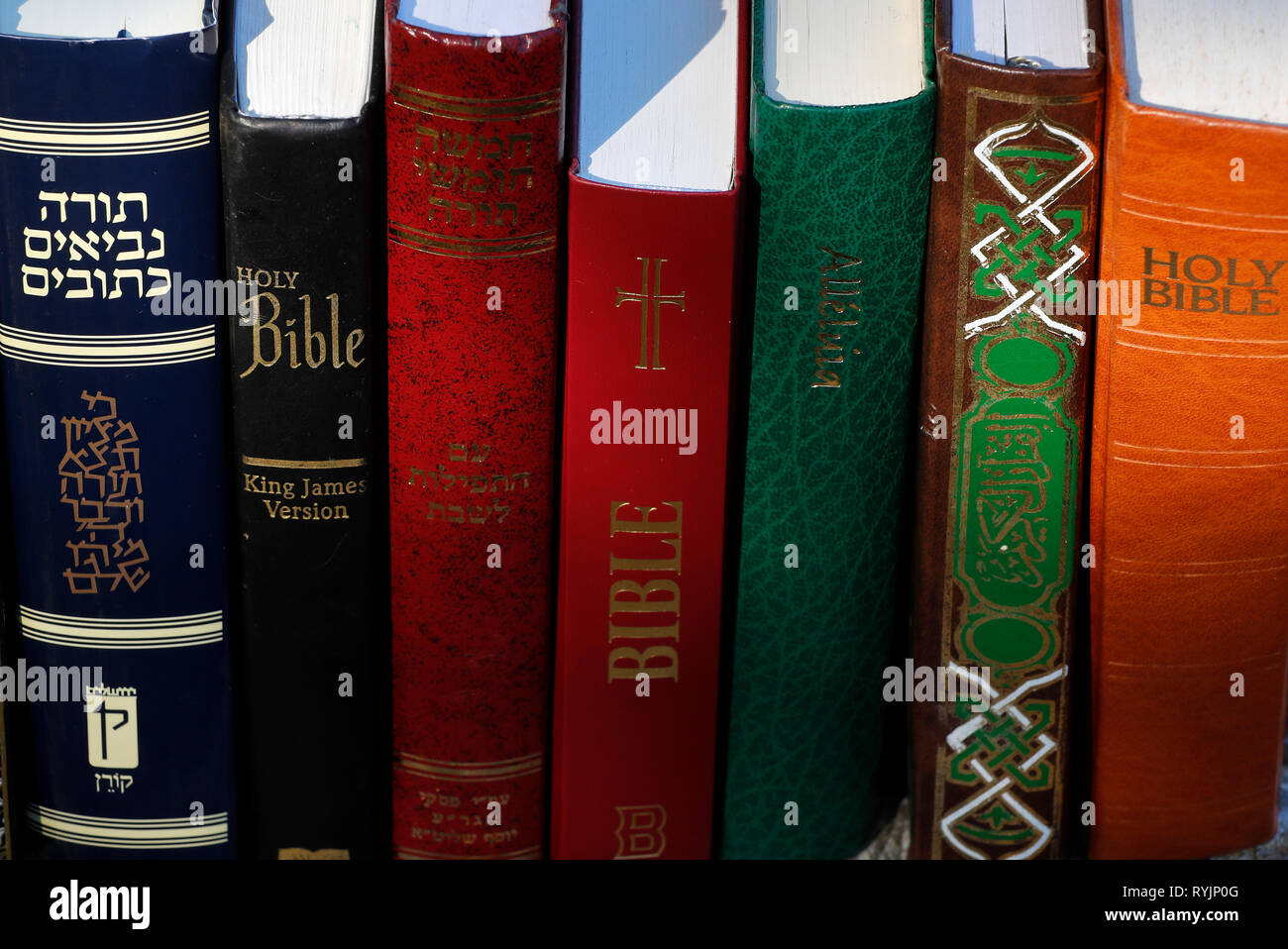 Bible et coran Banque de photographies et d’images à haute résolution ...