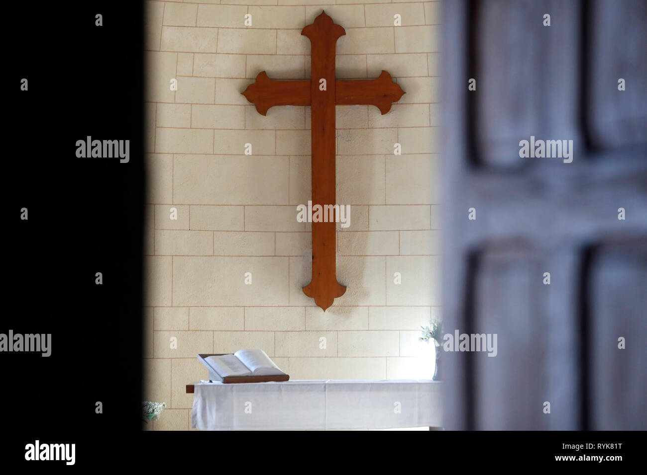 Croix protestante Banque de photographies et d’images à haute ...