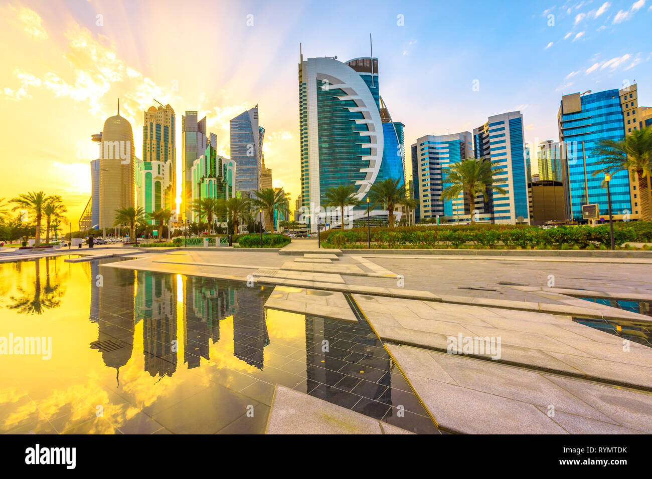 Paysage du Doha West Bay skyline at sunset la lumière se reflétant dans ...