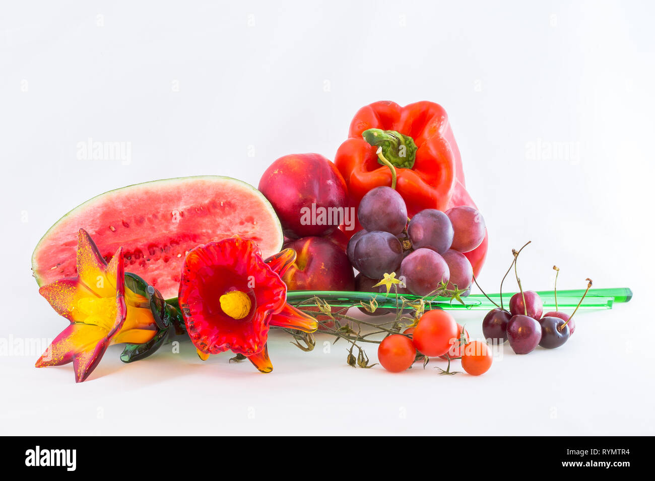 Groupe des fruits rouges et de légumes avec des fleurs en verre, isolé ...