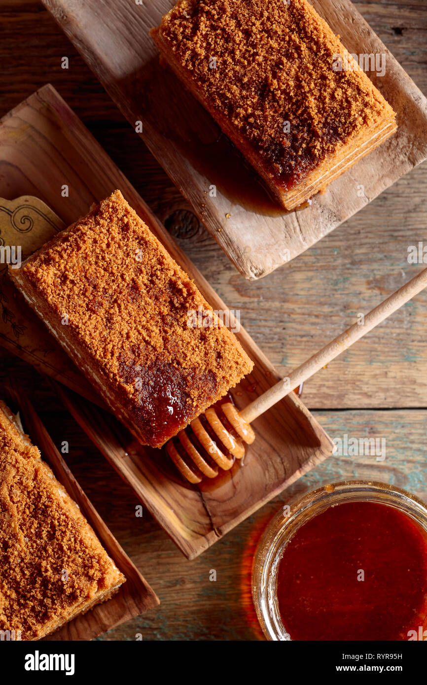Gâteau au miel et un pot de miel sur une vieille table en bois. La vue ...