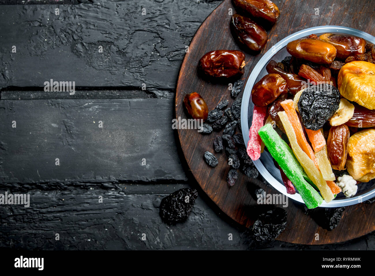 Raisin Dans Un Bol Noir Banque d'image et photos - Alamy