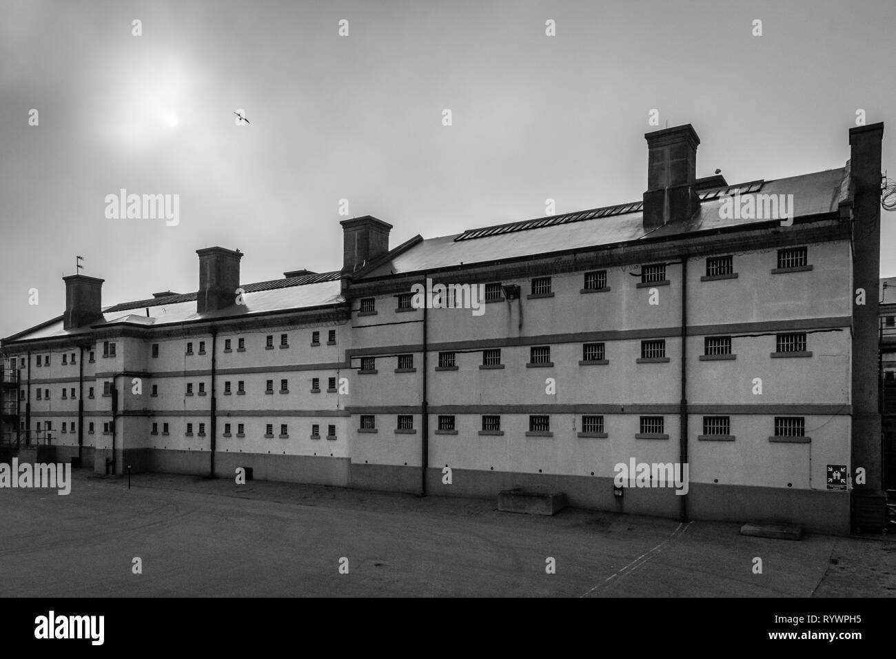 Single prison cell Banque d'images noir et blanc - Alamy