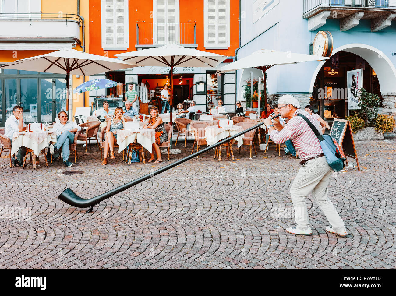 Joueur de cor des alpes Banque de photographies et d’images à haute ...