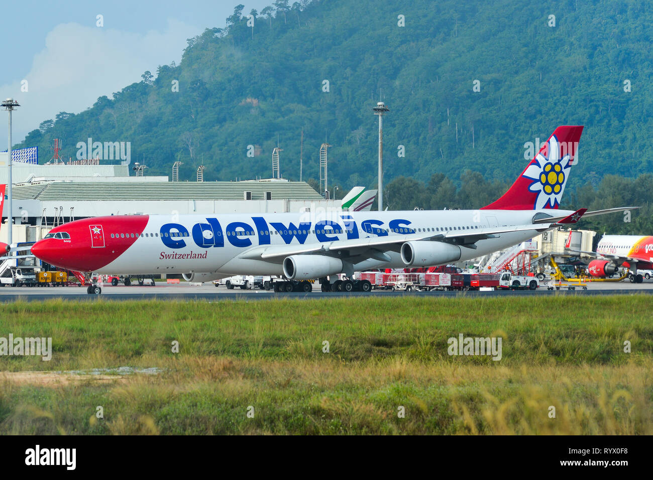 Avion edelweiss air airbus a340 300 Banque de photographies et d’images ...