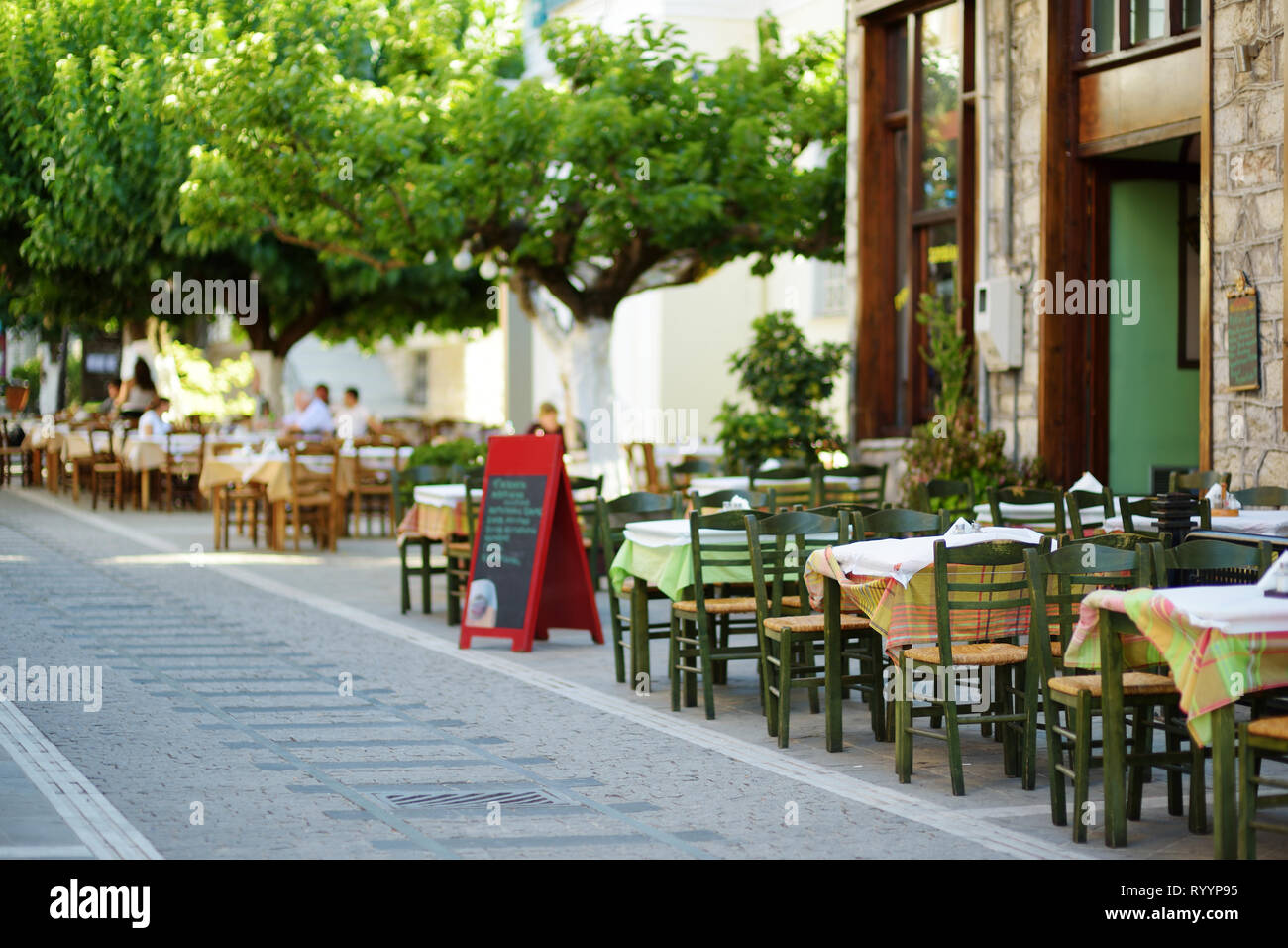 Les petits restaurants et cafés en plein air à la zone piétonne au ...