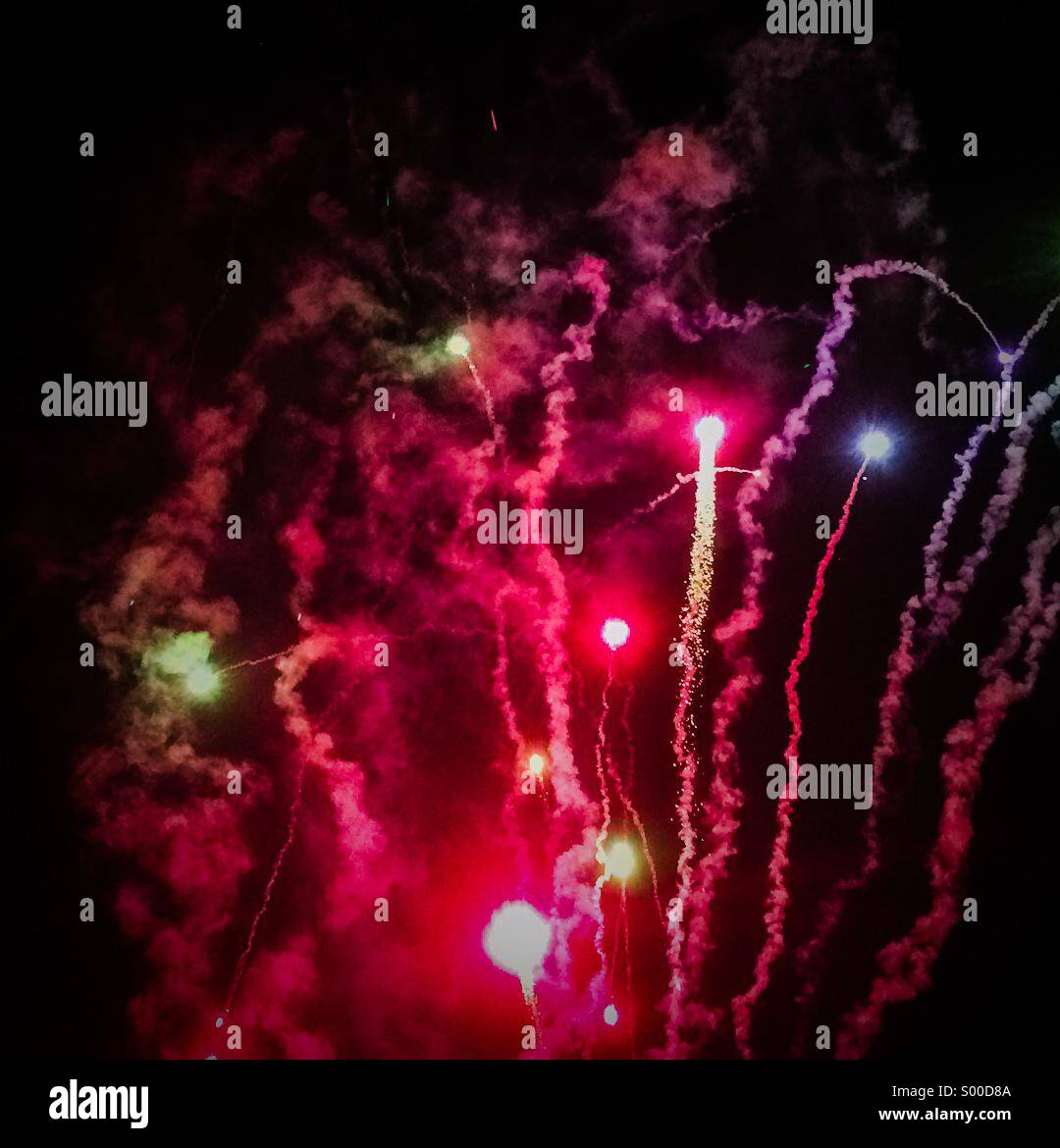 Feu d'artifice rouge Banque de photographies et d’images à haute ...