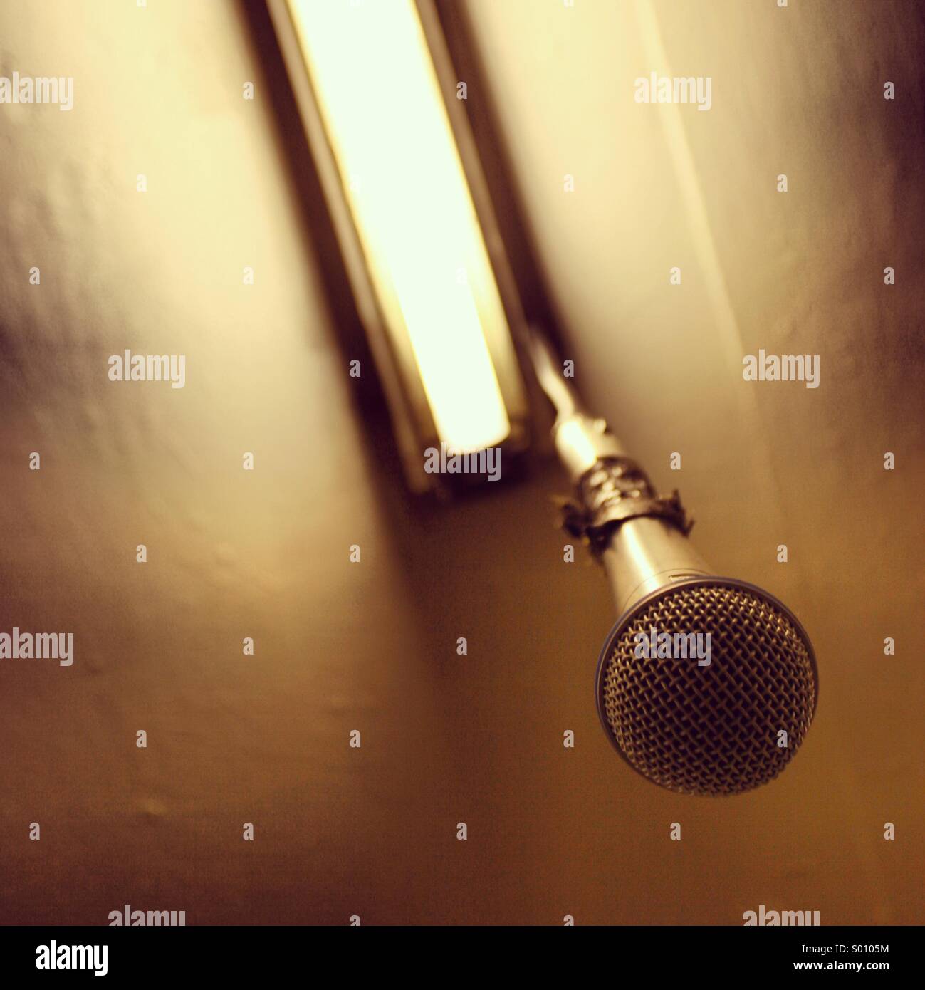 Hanging microphone Banque de photographies et d’images à haute résolution - Alamy