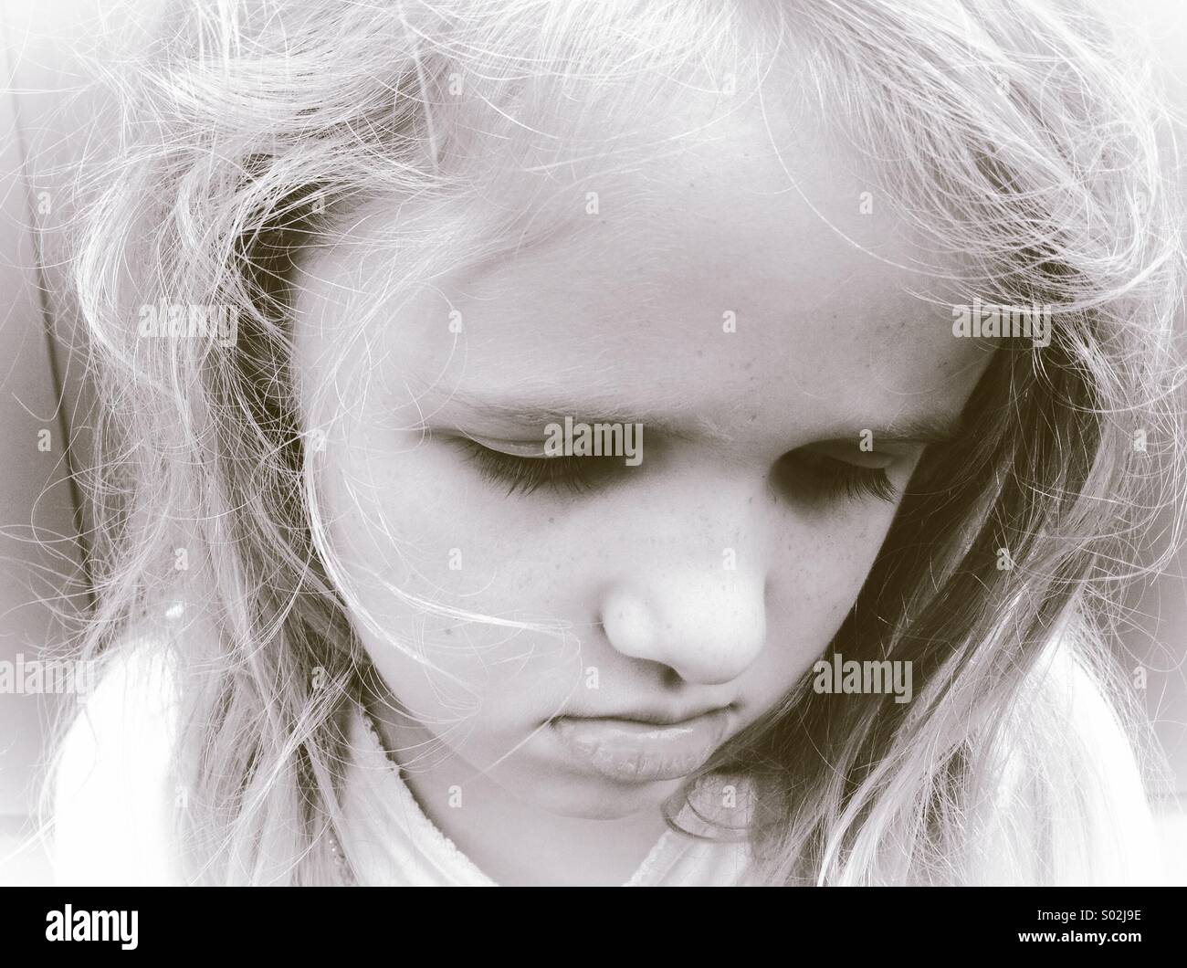 Petite fille triste Banque de photographies et d’images à haute résolution - Alamy