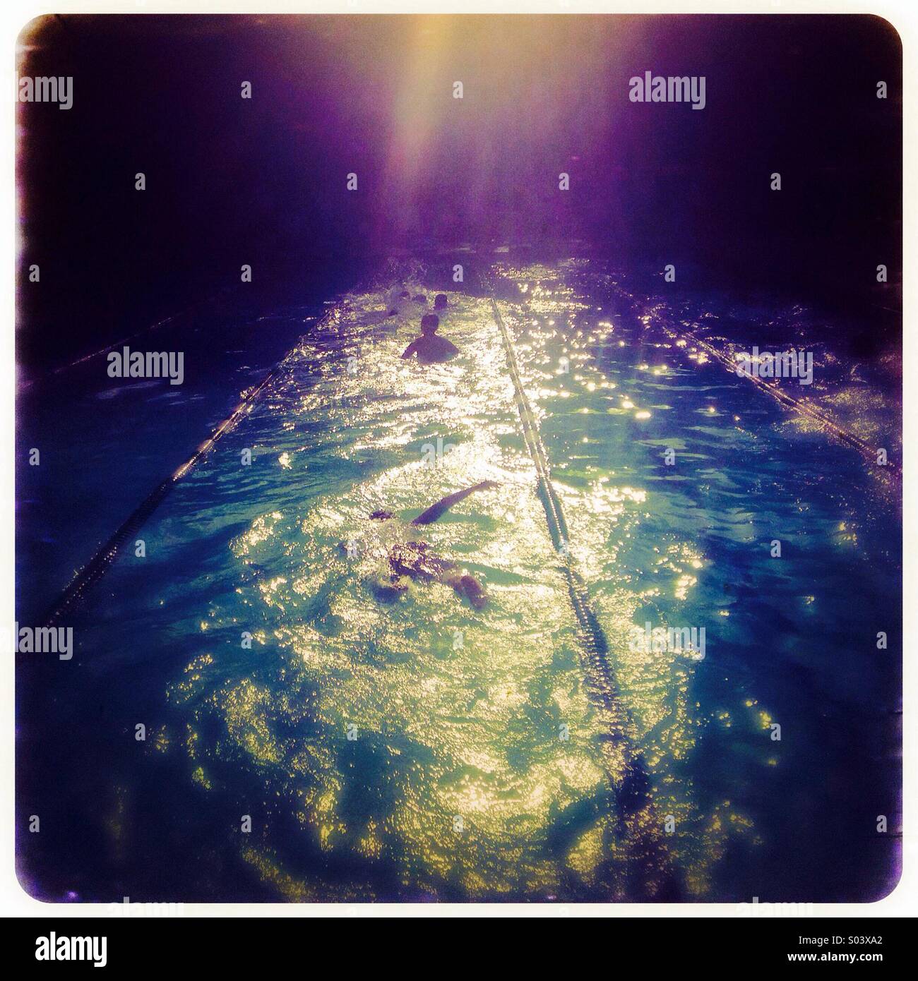 Nager les enfants Banque de photographies et d’images à haute ...