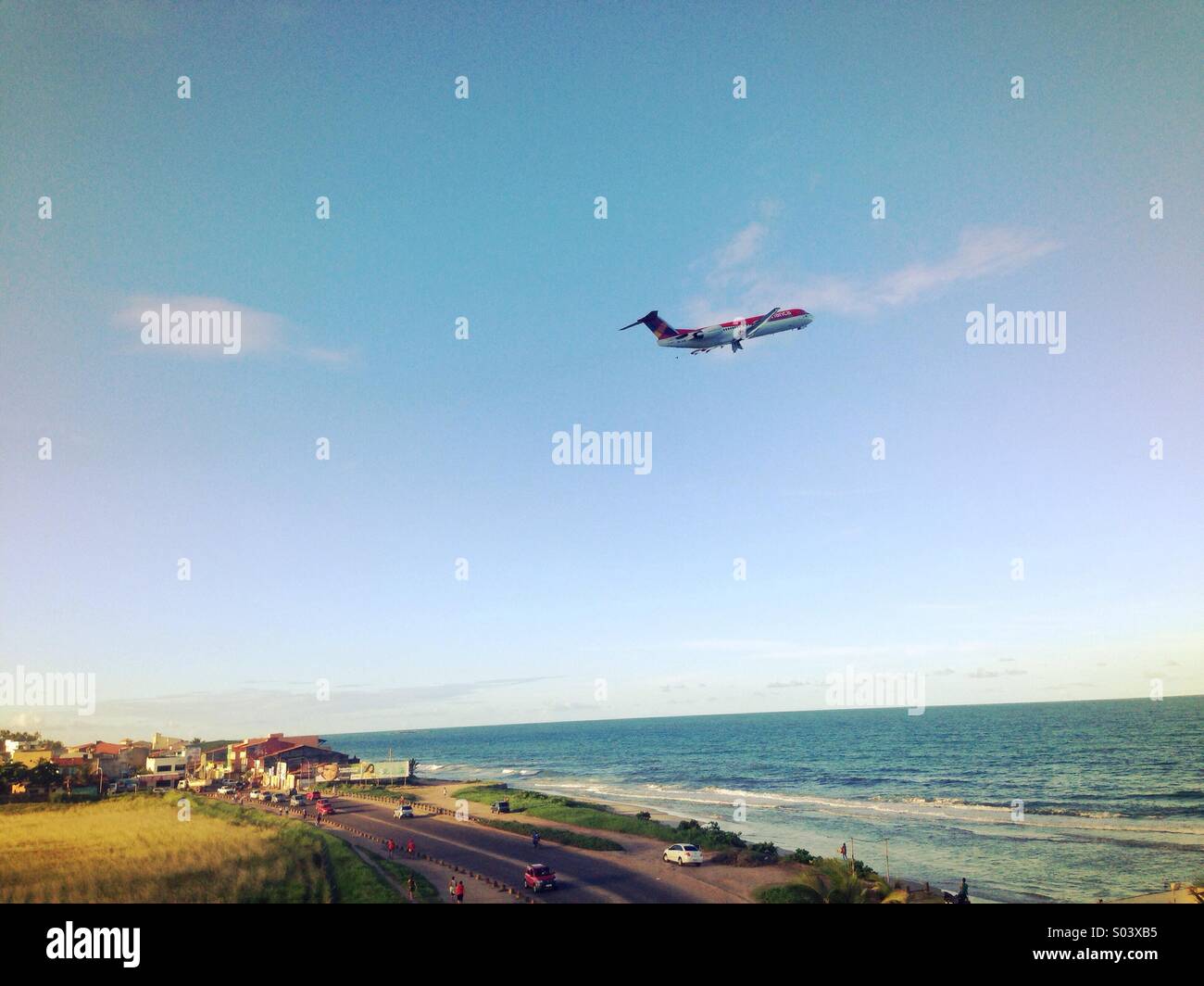 Avion au dessus de la plage Banque de photographies et d’images à haute ...