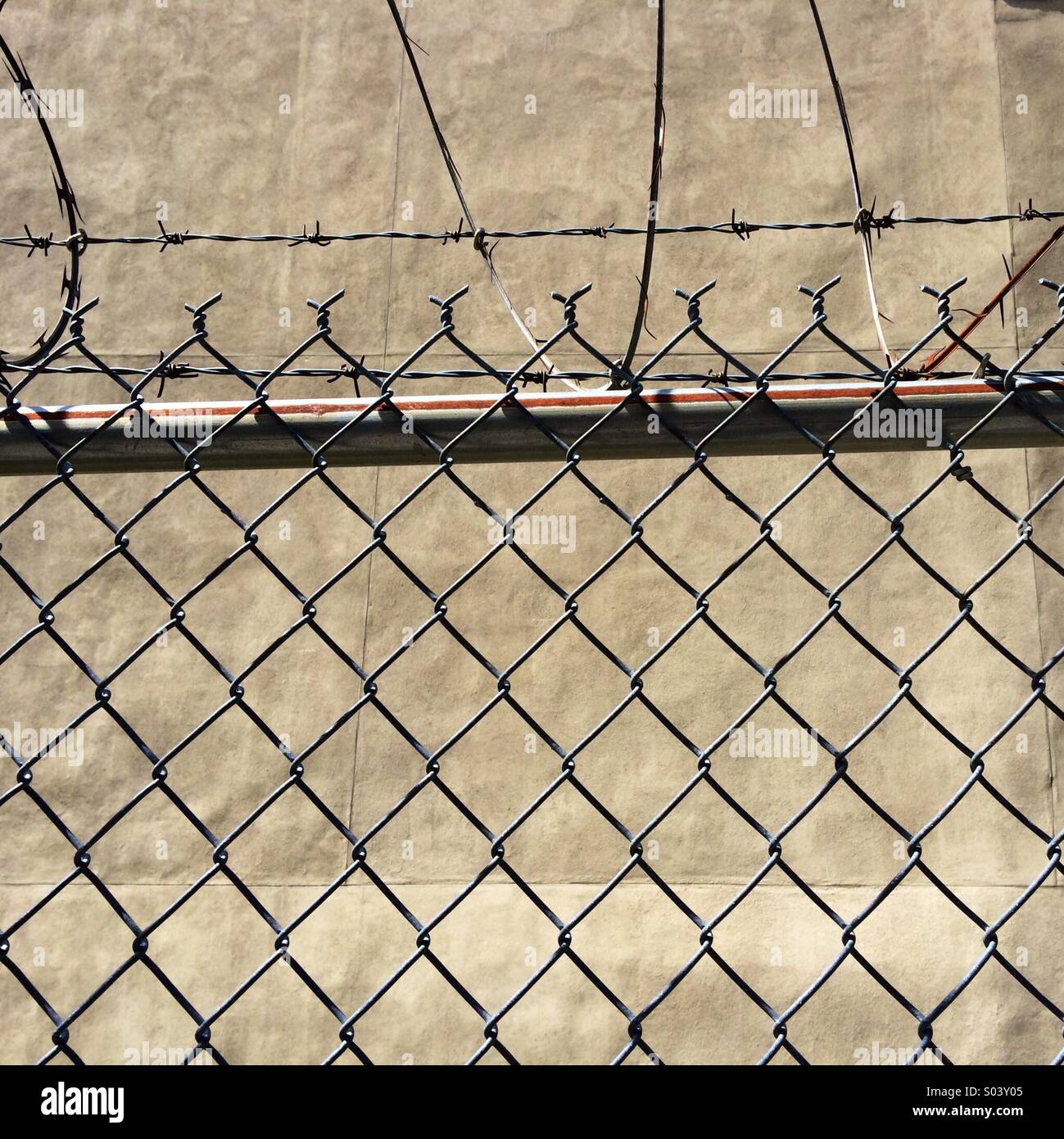 Barbed wired fence Banque de photographies et d’images à haute ...
