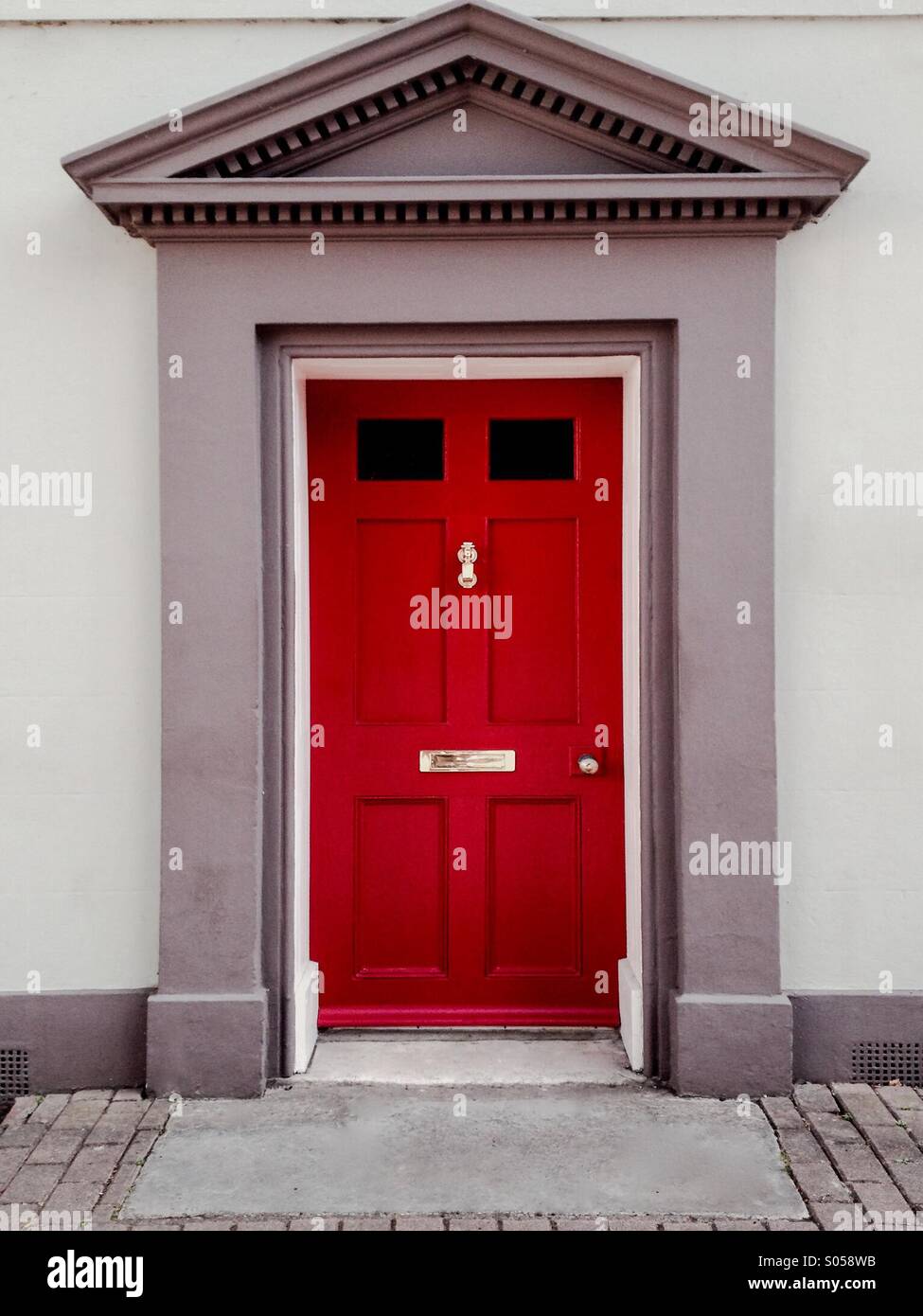 Porte rouge ouverte Banque de photographies et d’images à haute ...