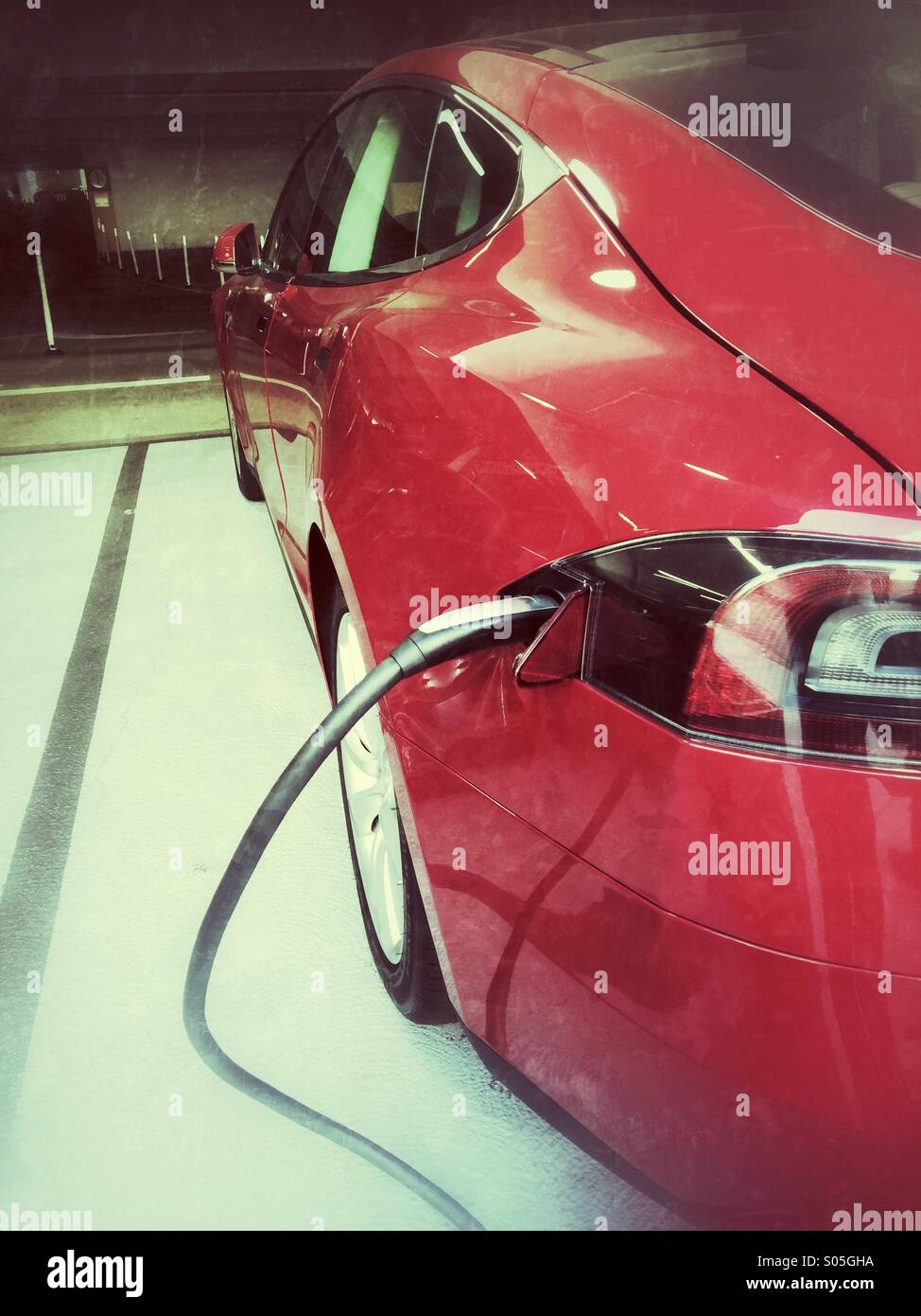 Modèle tesla rouge Banque de photographies et d’images à haute ...